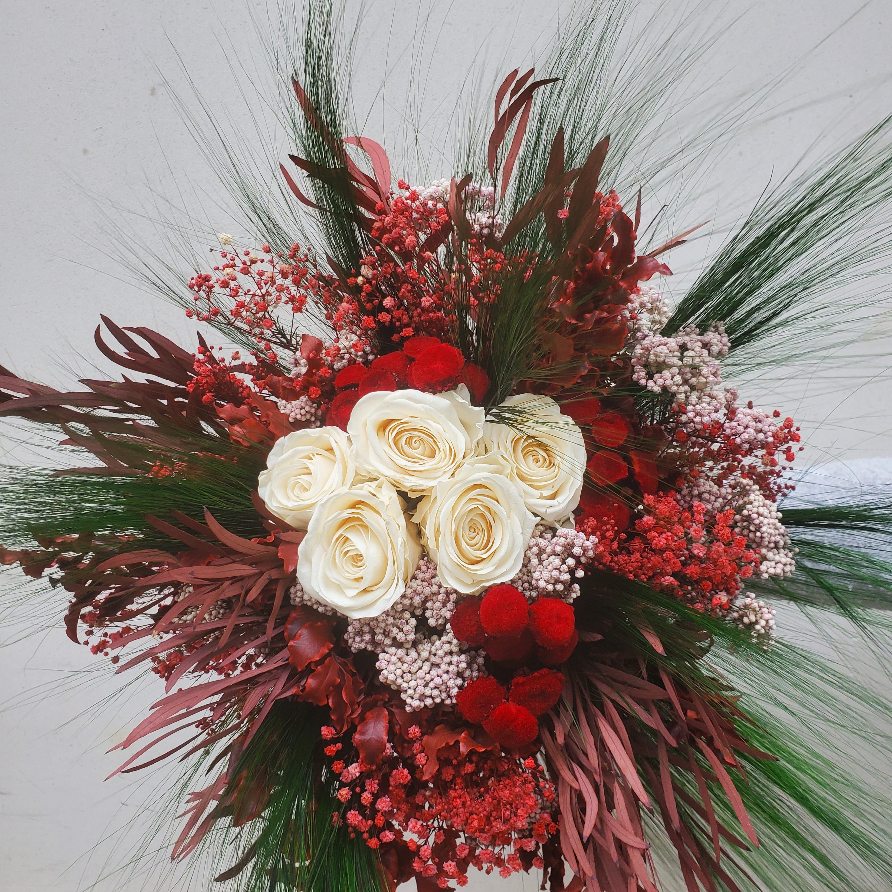 Bouquet stabilisé rouge et blanc composé de roses, gypsophile et ...